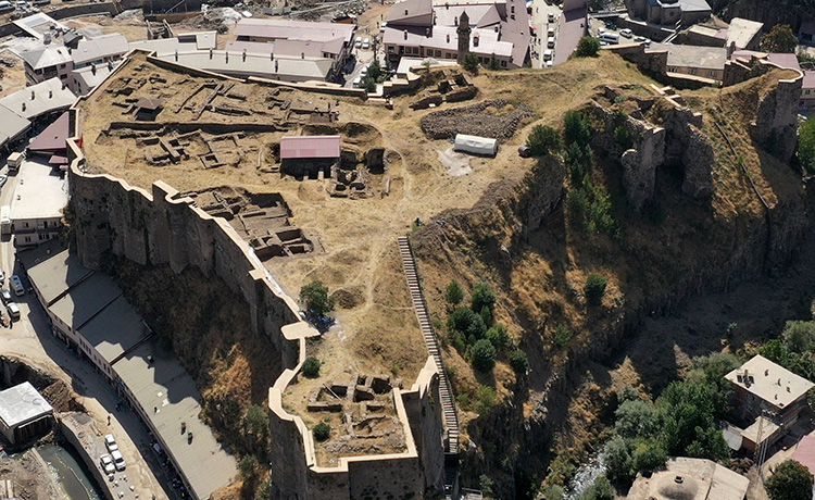 Bitlis Kalesi'ndeki kazılarda konut kalıntıları ortaya çıkarıldı